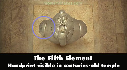The Fifth Element (1997) movie mistake picture (ID 13995)